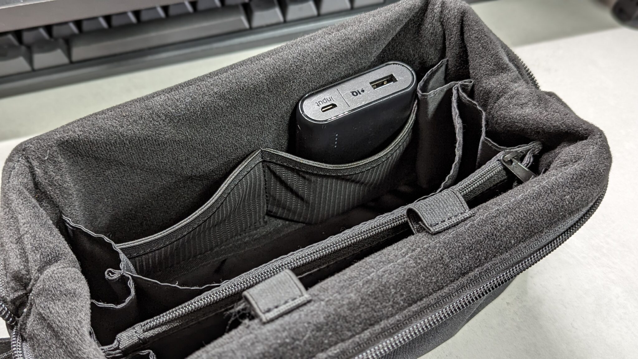 大容量・多ポケットなガジェットポーチの決定版｜Evoon ガジェットポーチレビュー | GadgeLaBox